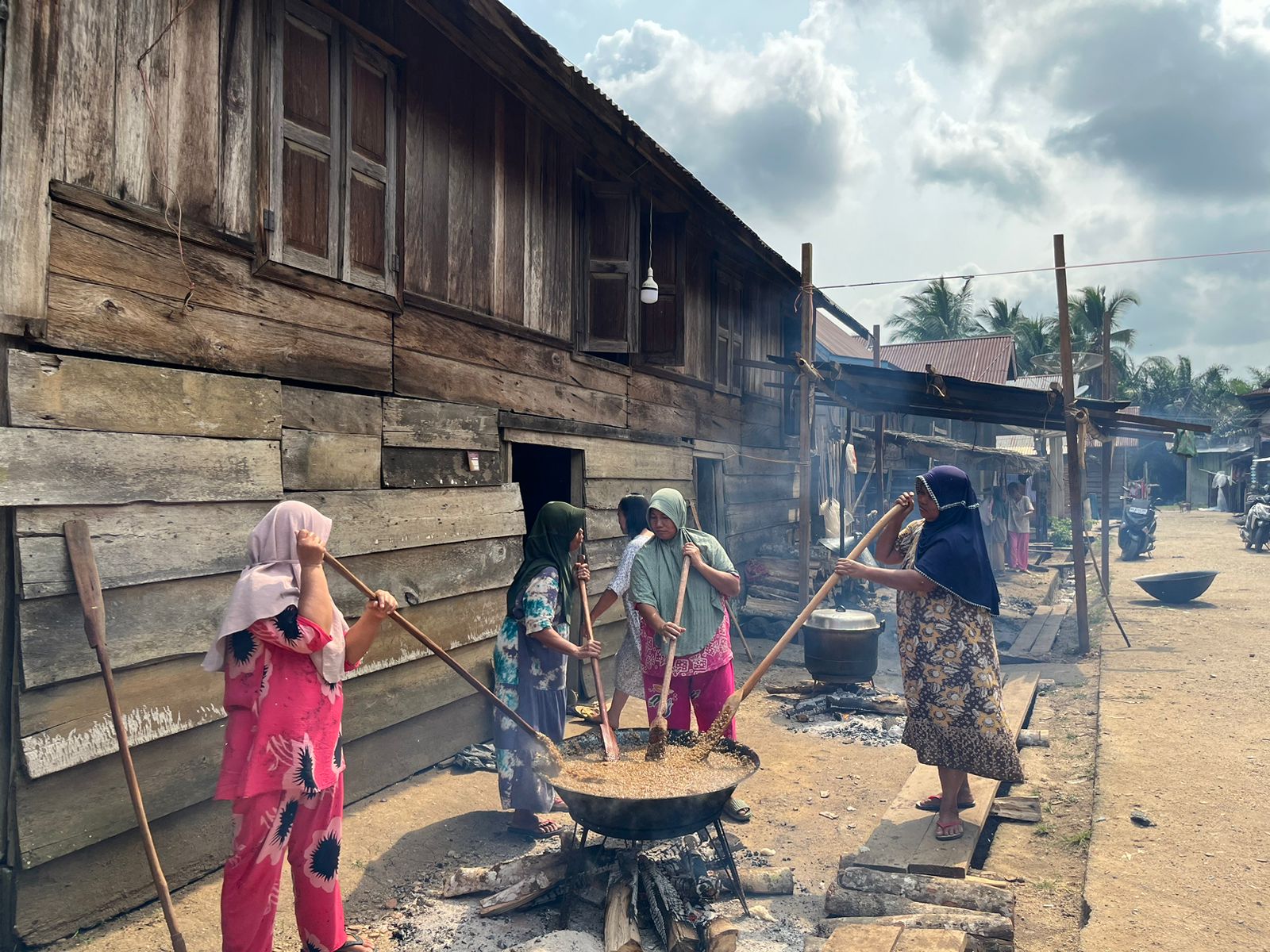 Nasi Manih: Tradisi Kuliner Ikonik yang Mengikat Komunitas Hukum Adat ...